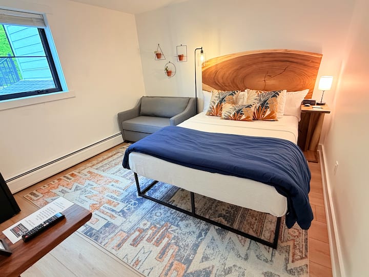 Riverside Suite 104 - Queen - Dover