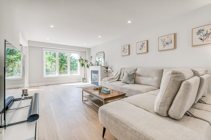 Pet-friendly Barrie Getaway • Patio & Backyard - Barrie