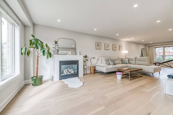 Pet-friendly Barrie Getaway • Patio & Backyard - Barrie