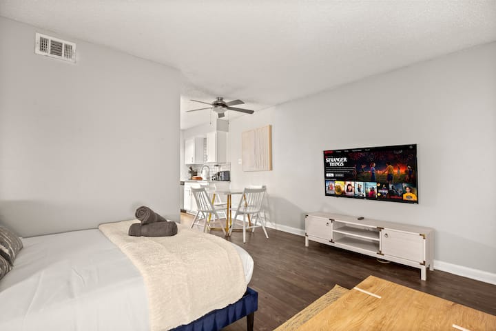 Modern Studio W/ Pool ~Walk To Zilker - Sunset Valley, TX