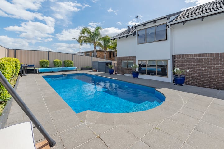 Coastal Family Getaway With Pool - Auckland