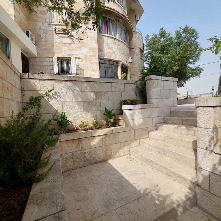 Family & Group Retreat 6-bedroom Villa With Garden - Amman