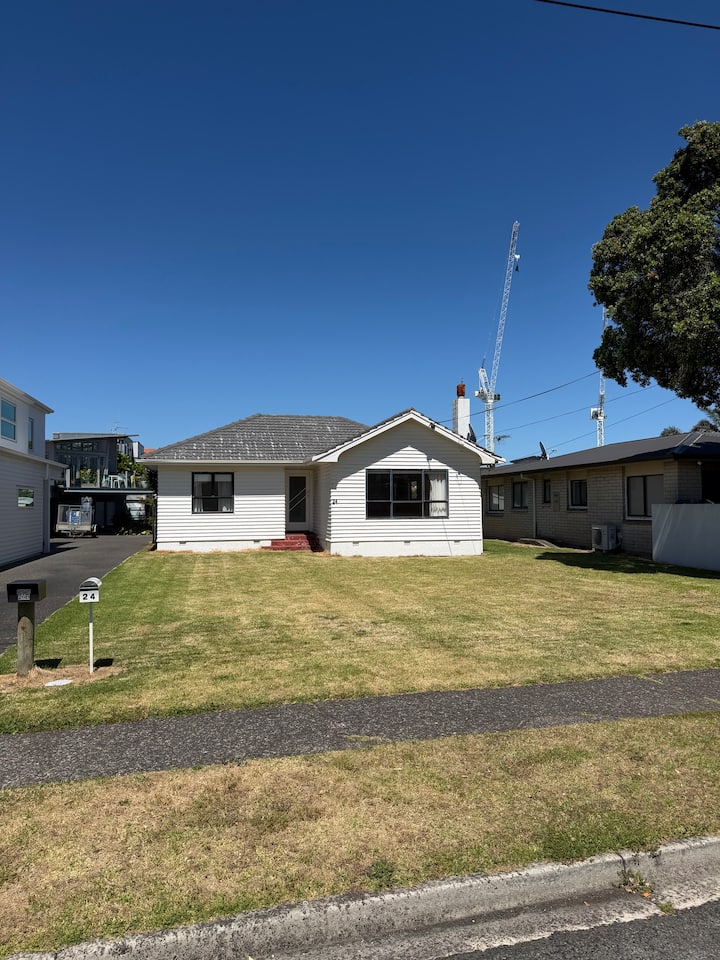 Classic Kiwi Bach With Sleep-out - Mount Maunganui
