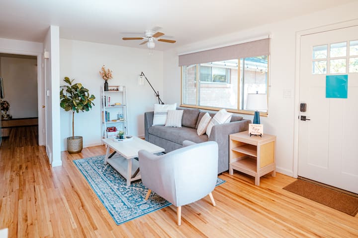 Spacious & Cozy Home Near Olde Town Arvada - Arvada, CO