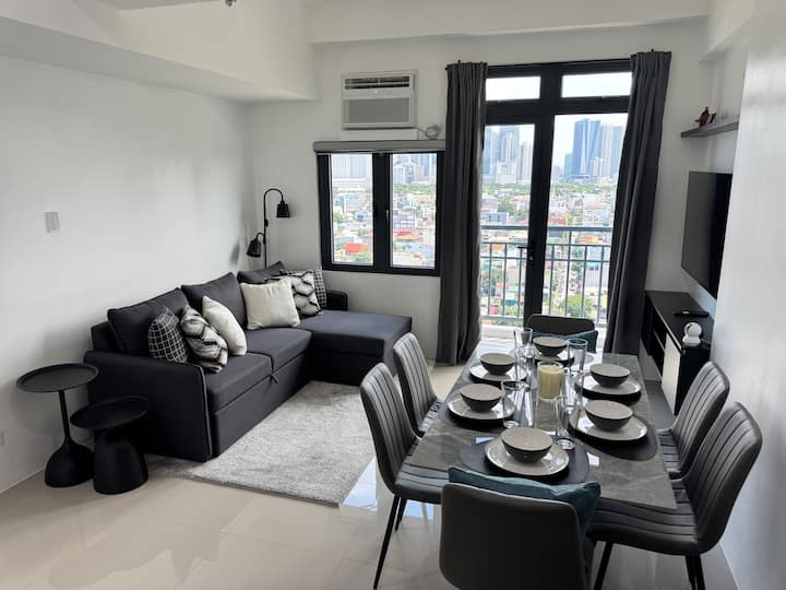 Hotel-like Staycation With Skyline & Sunset Views - Manille