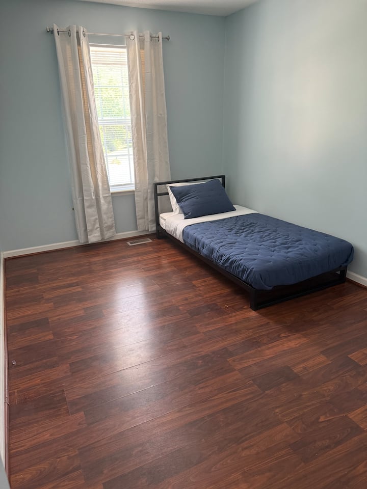 Room, Fast Wi-fi + Workspace - O'Fallon, MO