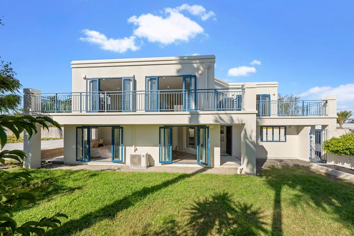 Seaview Villa Near The Harbour - Modern 4-bedroom - Riverhead