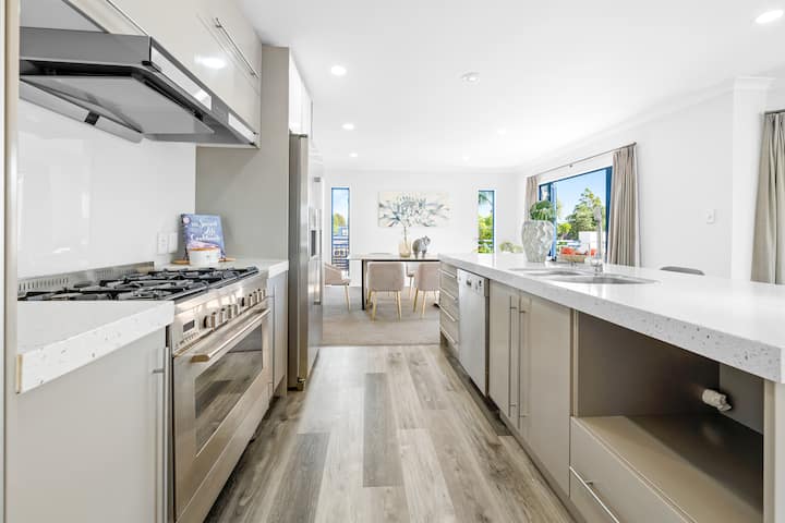 Seaview Villa Near The Harbour - Modern 4-bedroom - Riverhead
