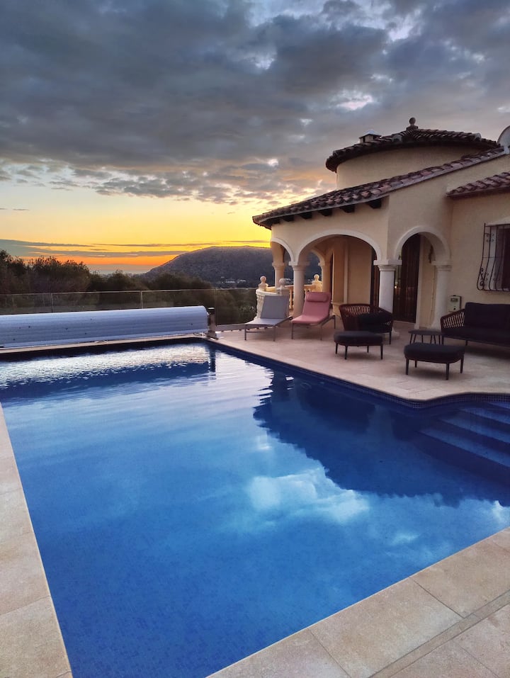 Stylish Hideaway With Private Heated Pool - Spanien