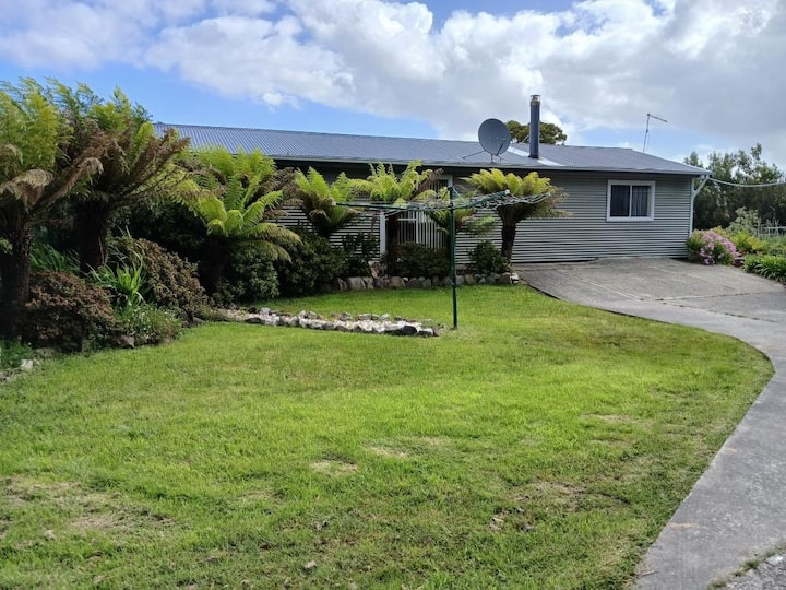 Quiet & Cozy Cabin: Wood Fire Escape - Strahan
