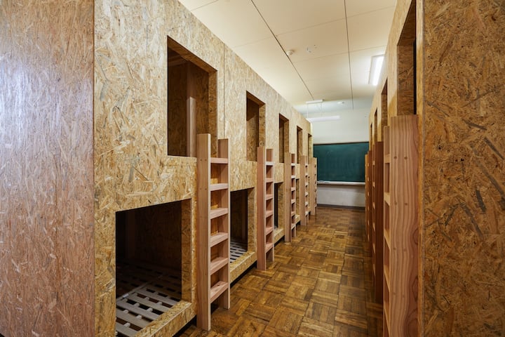 【男性専用の相部屋】泊まれる廃校「米沢みさわ小学校|とここと」 - 米澤市