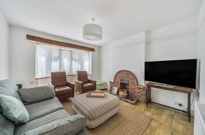 Cosy 3br Home With Private Garden & Driveway - Highcliffe