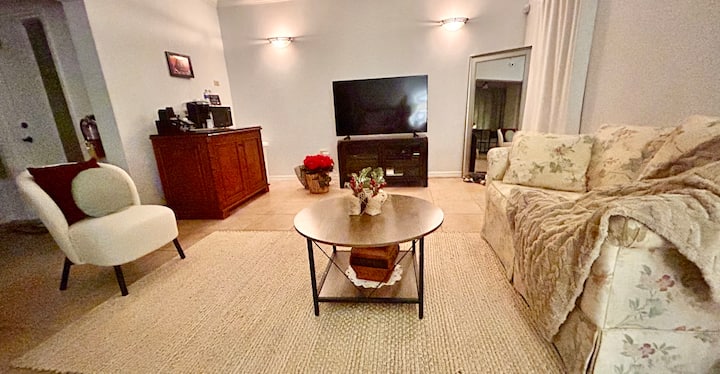 Beaches, Dive Sites, Fine Dining All Minutes Away! - West Bay