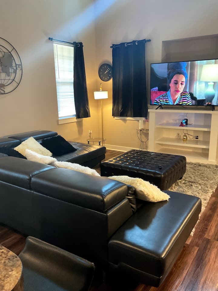 Stylish Townhome |Prime Location - Fishers, IN