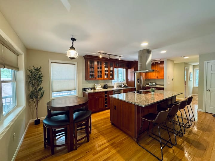 Lake Winni Home W/ Hot Tub &  Short Walk To Beach - Moultonborough, NH