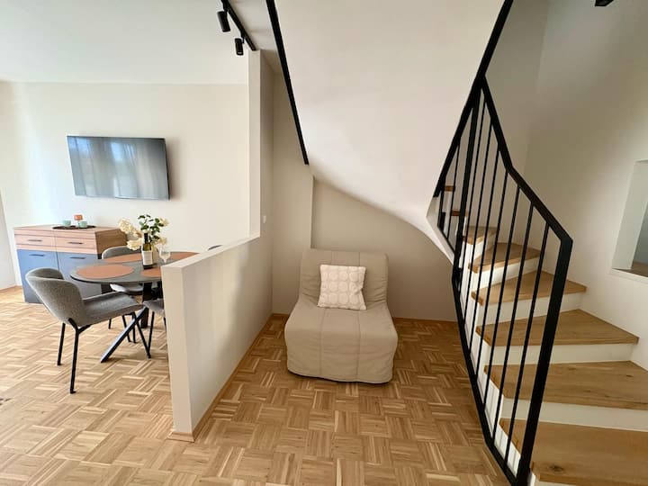 Fresh Apt Upstairs & Free Park - Graz