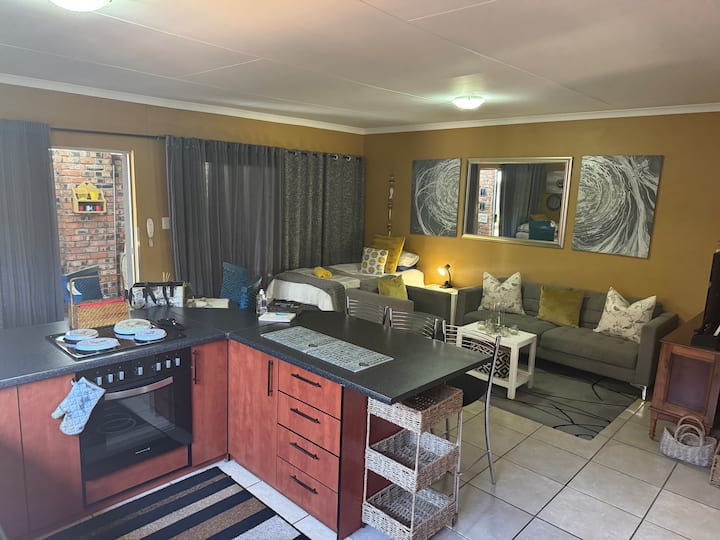 Karoo House Luxury 2 Bedroom 2 Bath - Bloemfontein
