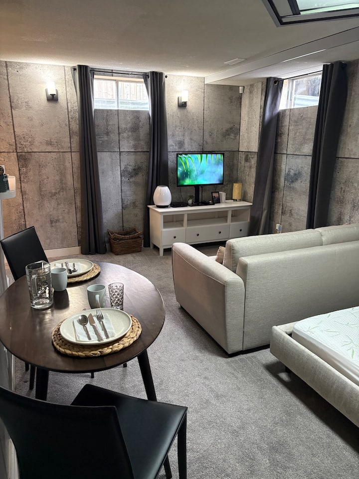 Cozy Private Studio With Queen And Sofa Bed - Calgary