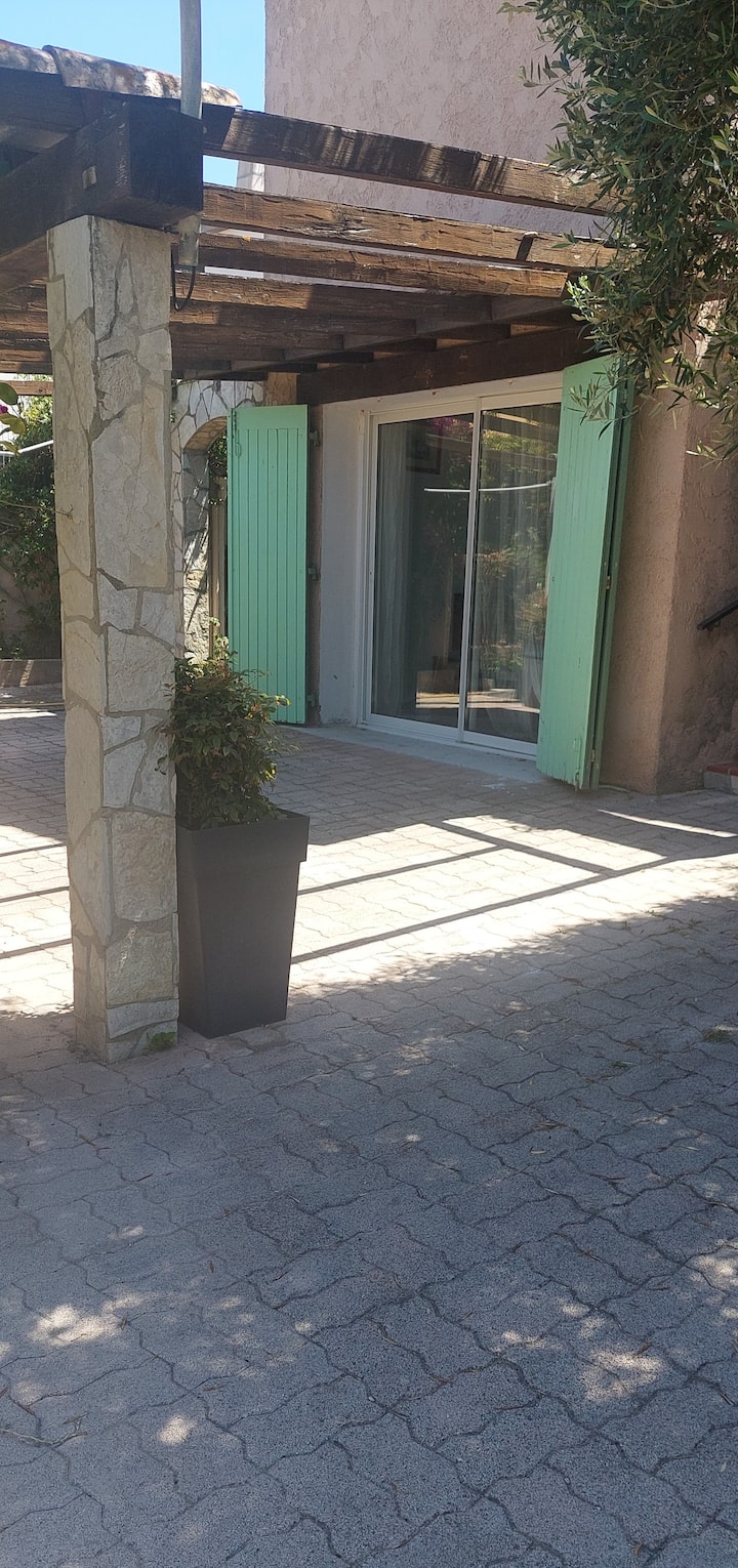 T1 Dans Villa à 2 De La Minutes De La Plage - Carqueiranne