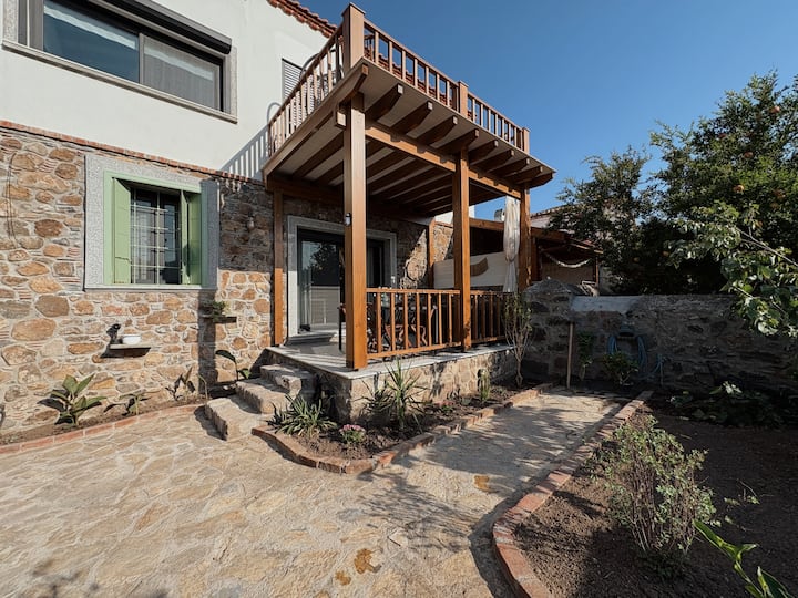 Urla Barbaros Bahçeli Taş Ev - Barbaros