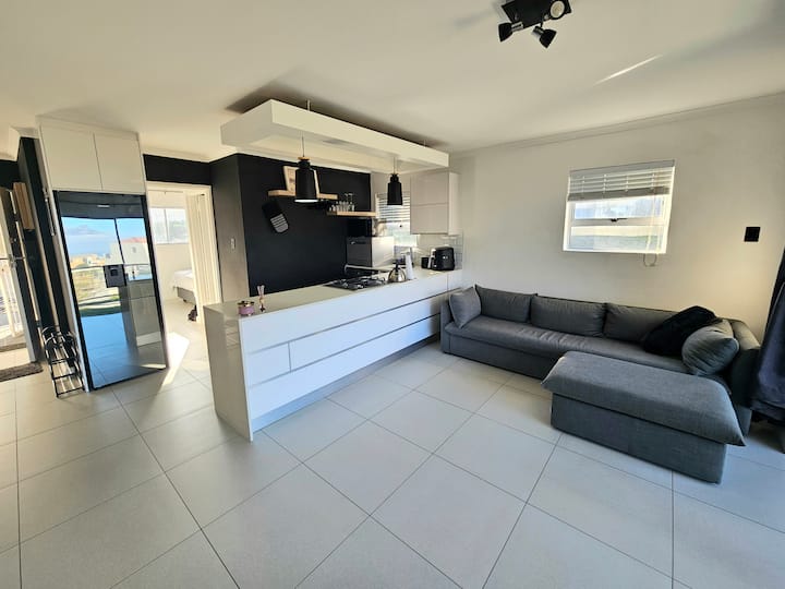 Nova Luxe | Modern Beach Apartment - Parklands