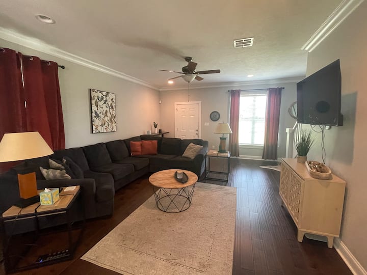Charming 3-bedroom Townhouse - Lake Charles, LA