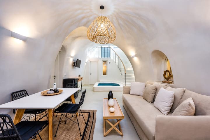 Royal Cave Suite • Indoor Hot Tub • Total Privacy - Santorini