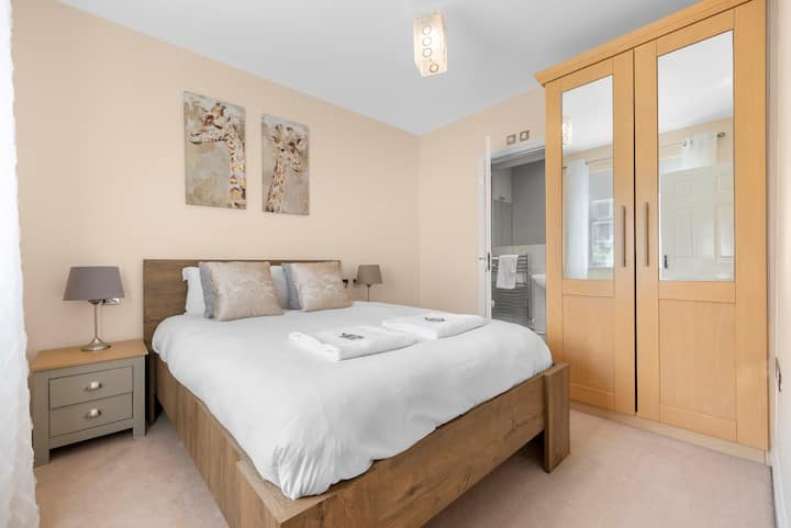 New! Stylish 2br Retreat With Private Parking - Royal Leamington Spa