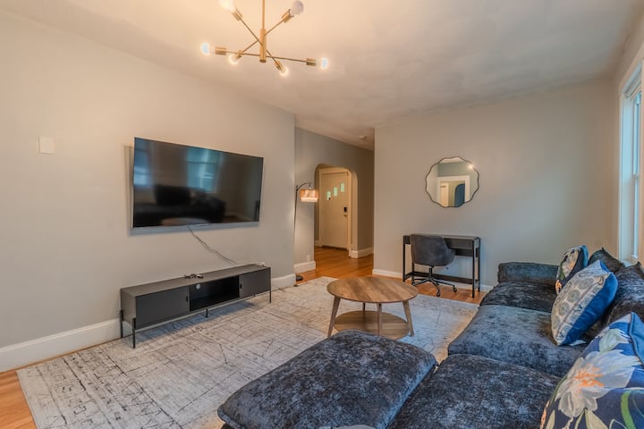 Snug 3bd/2ba - Walk To Tufts/train-private Parking - バーリントン, MA