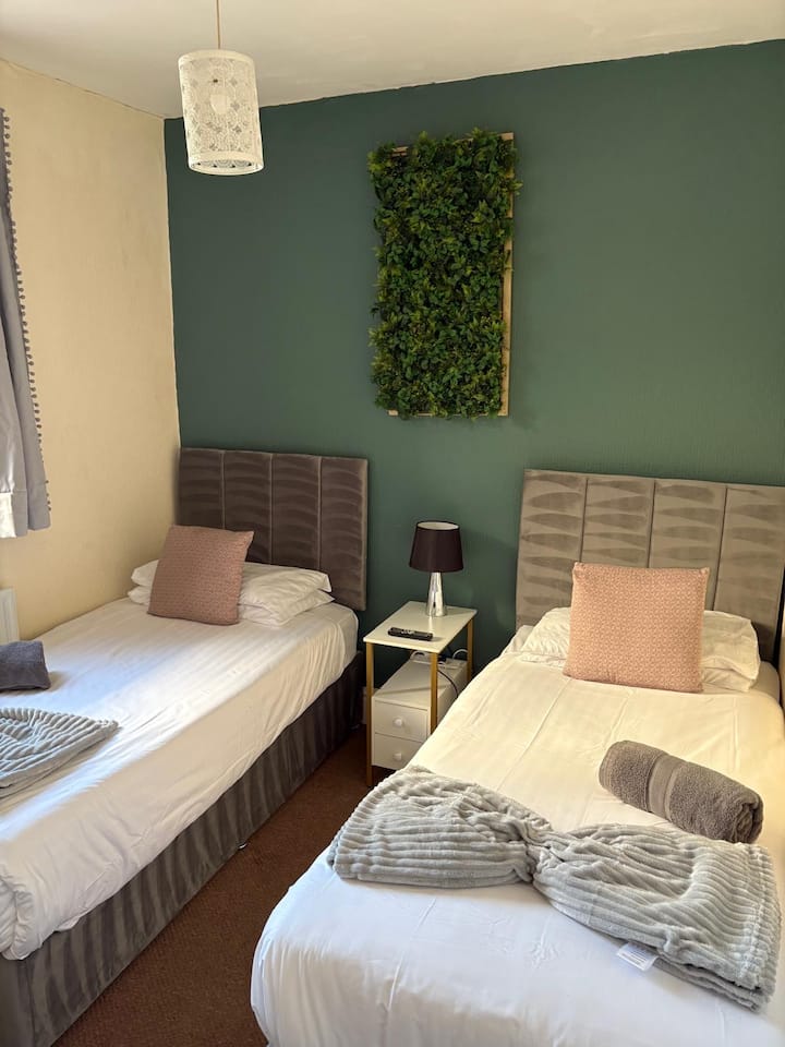 Bronte House - Twin Room - Blackpool