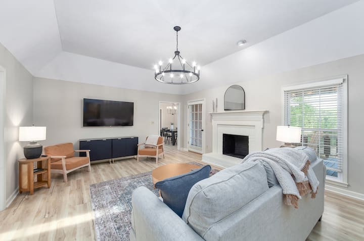 Stylish 4br Home W/garage & Yard - Jackson, TN