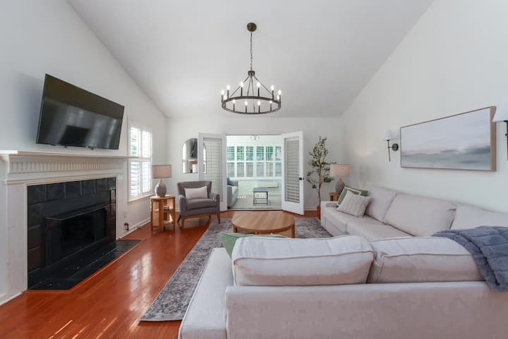 Jackson Getaway W/sunroom & Yard - Jackson, TN
