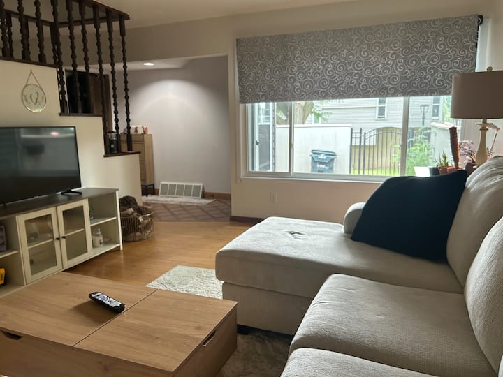 Cozy Two-br Condo, Near Airport - Madison