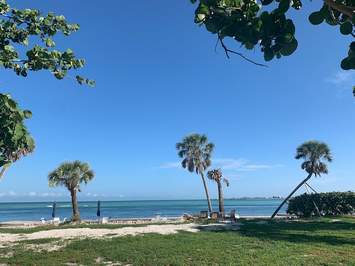 Charming Condo, Close To Beach - Siesta Key, FL