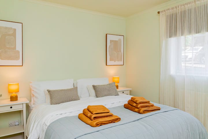 Fresh | Stylish Apartment | Fast Wifi - Basingstoke
