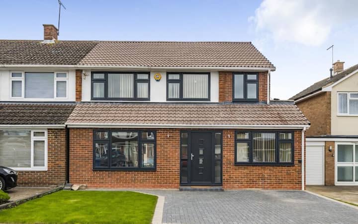 Wonderful 5 Bed Windsor | Free Parking, Own Garden - Slough