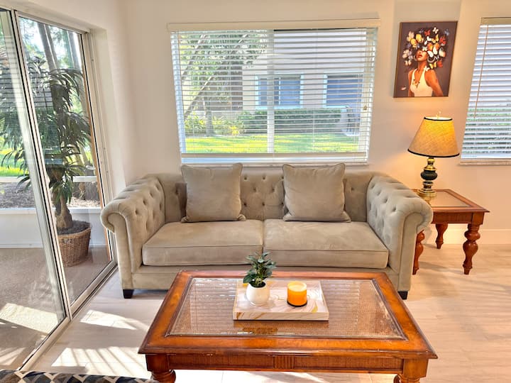 Modern Apartment With Lake View! - Port St. Lucie, FL