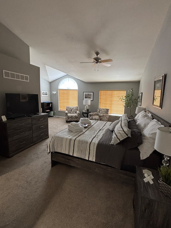 Unwind In Style In This Stunning Townhome Retreat - Broomfield, CO