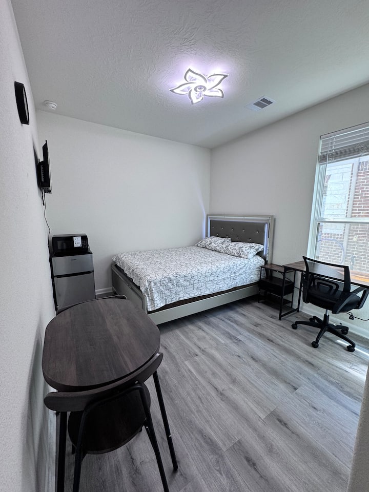 Cozy Furnished W Desktop Studio - 列治文