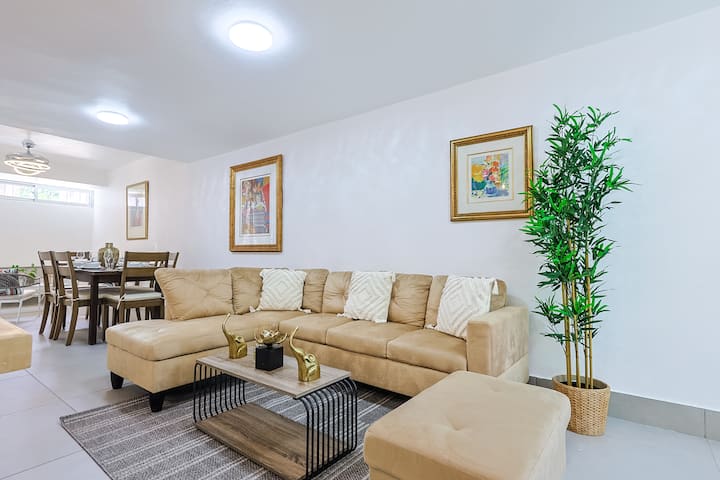 Gazcue Townhouse Retreat: A Cozy City Center Gem - Santo Domingo