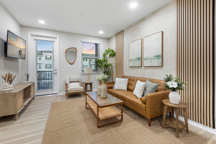 Luxury Beach Escape W/ Pool, Gym + Free Parking - Largo, FL