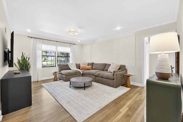 Stylish Home W/ Free Ev Charging - Overland Park, KS