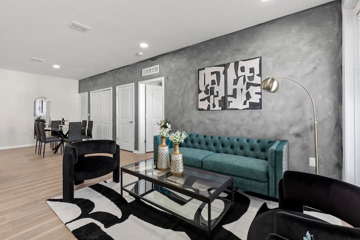 Luxury Seaside Getaway W/ Pool, Gym + Free Parking - Clearwater Beach, FL