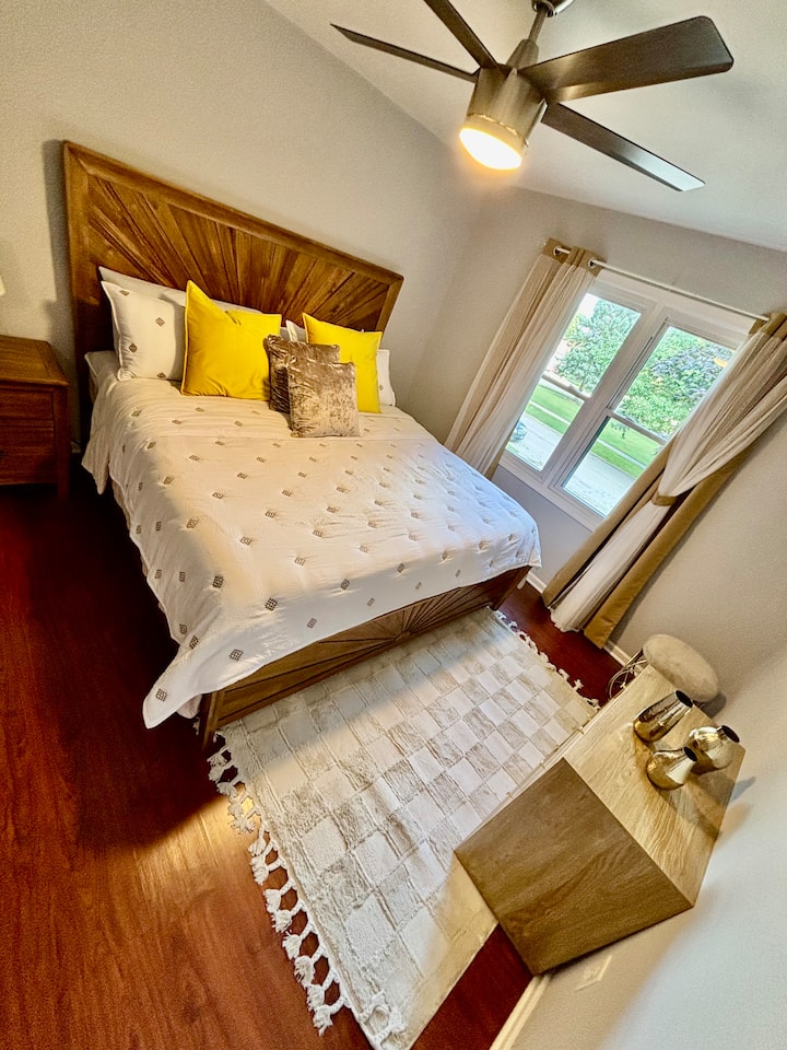 Galactic, King Beds, Spacious, Serene - Big Rock, IL