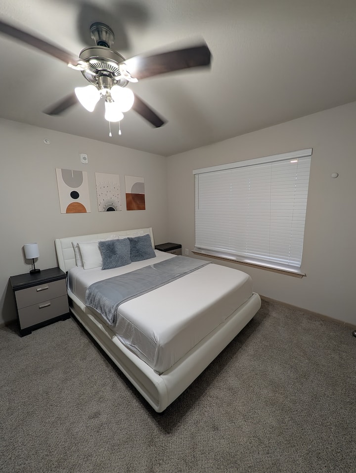 Golf View Lake View Full Apartment - Belton, MO