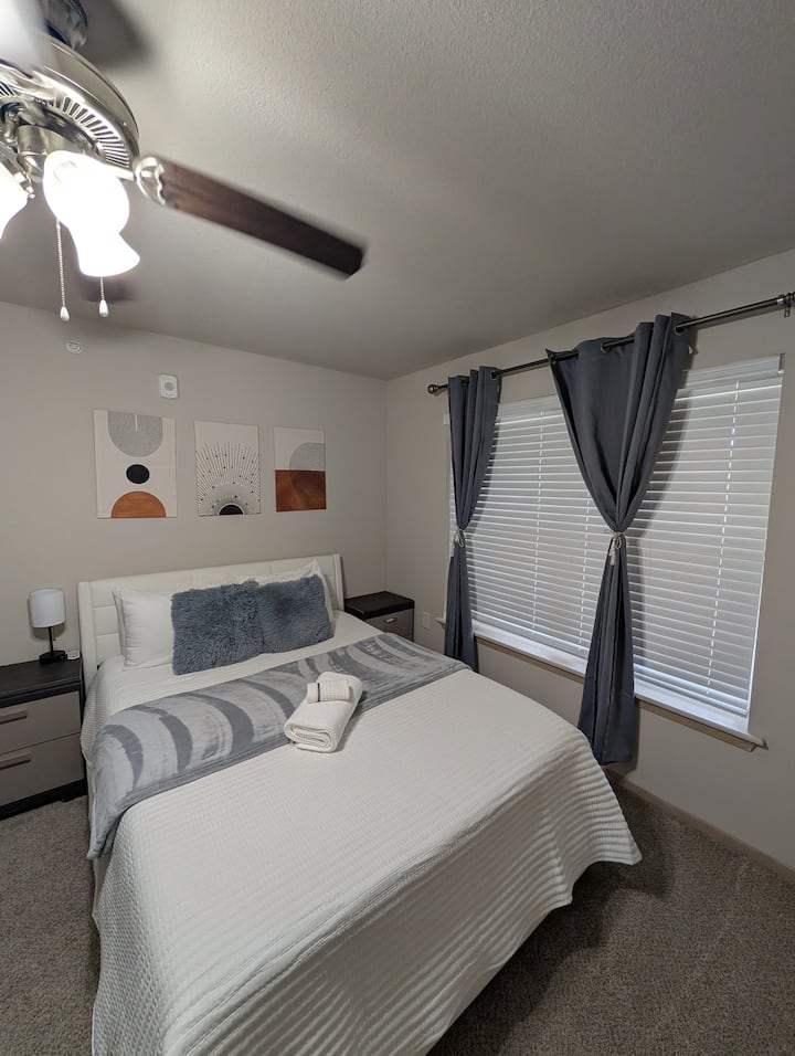 Golf View Lake View Full Apartment - Belton, MO