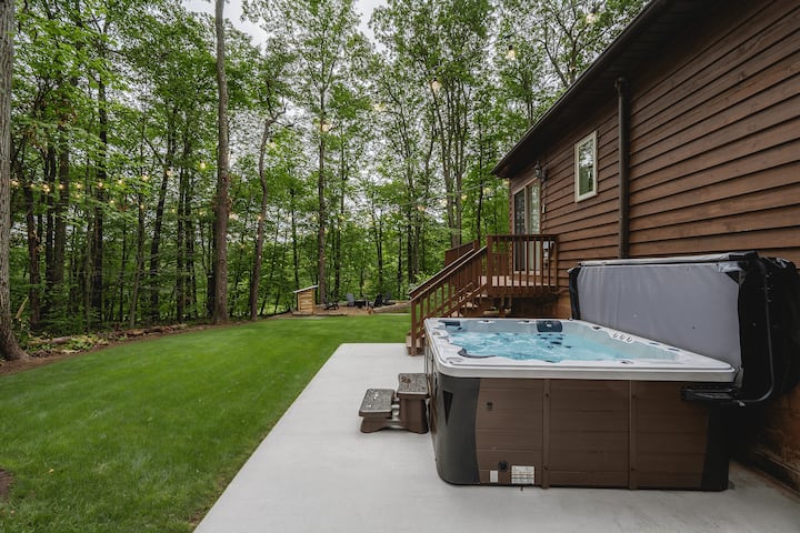 Knobby & Nice Retreat W/hot Tub, Firepit, Pool - Pennsylvania