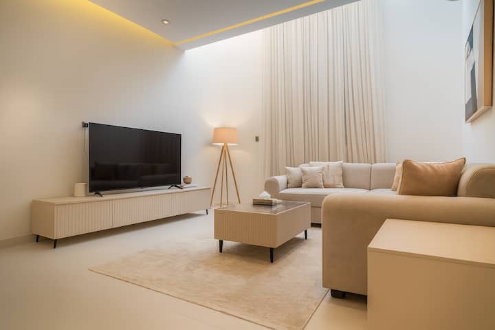 Luha | Stylish 2br• Spacious Living & Pool Table - Riyadh
