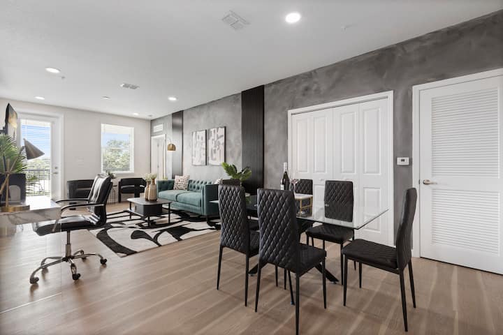 Modern Coastal 2b/2b - Pool, Gym + Free Parking - Belleair Beach