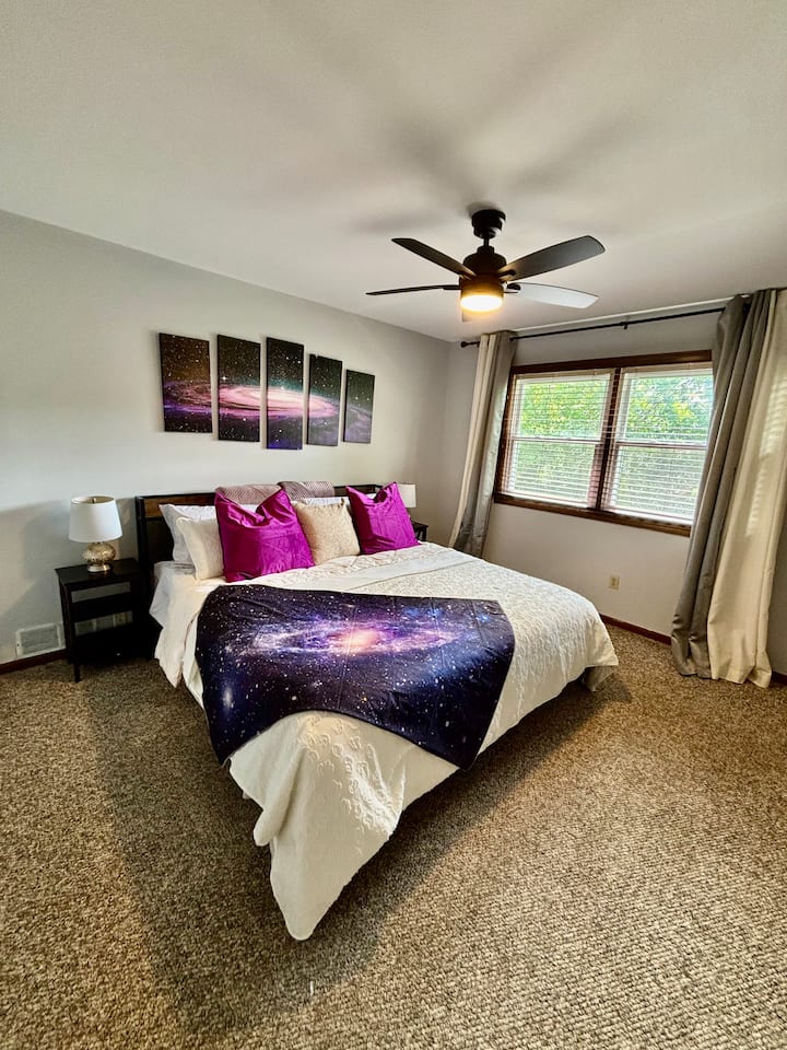 Galactic Home, 5 Beds, 3 Baths, Smart Tv’s, Serene - Aurora, IL